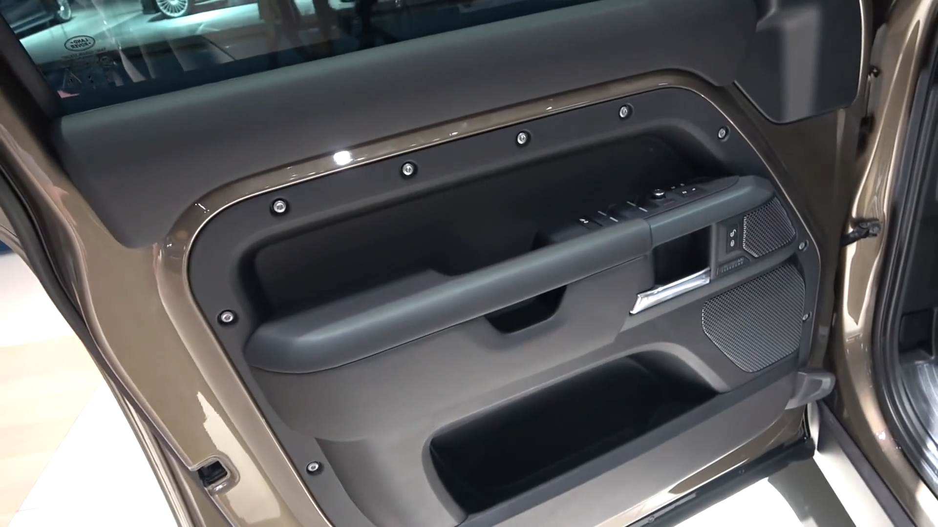 THE NEW LAND ROVER DEFENDER MAKES ITS DEBUT AT THE | Uniteam